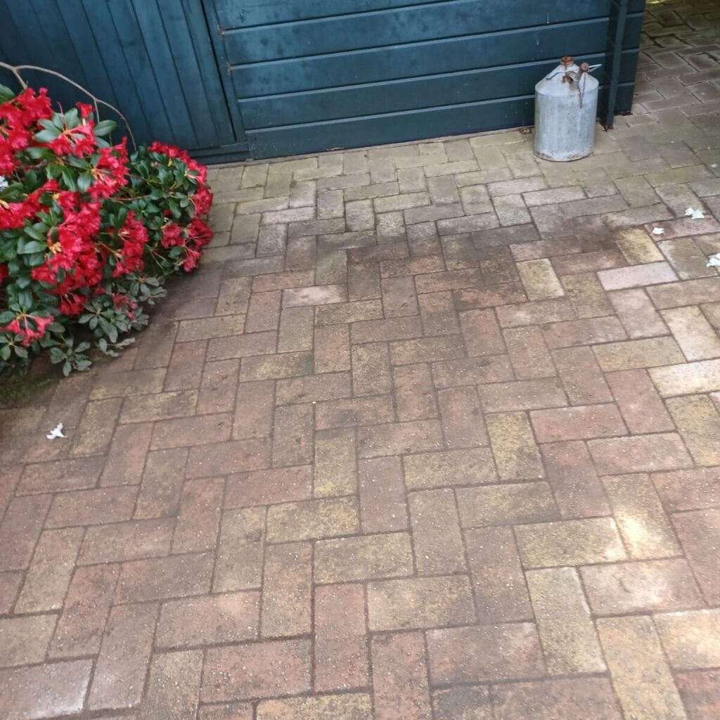 Een schoon terras met een borstelmachine - InWesterveld Magazine online
