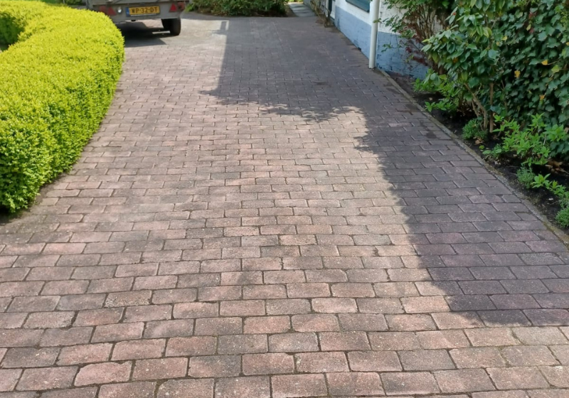 Een schoon terras met een borstelmachine - InWesterveld Magazine online
